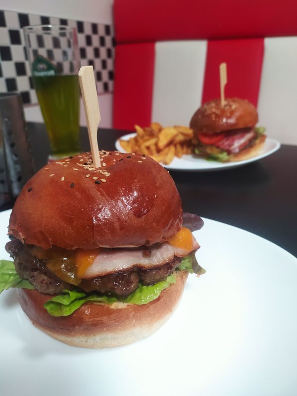 Huja Burger (Borohrádek) • Firmy.cz