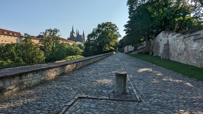 Vstup do Jeleního příkopu od Belvederu (Entrance to the complex) • Mapy.com